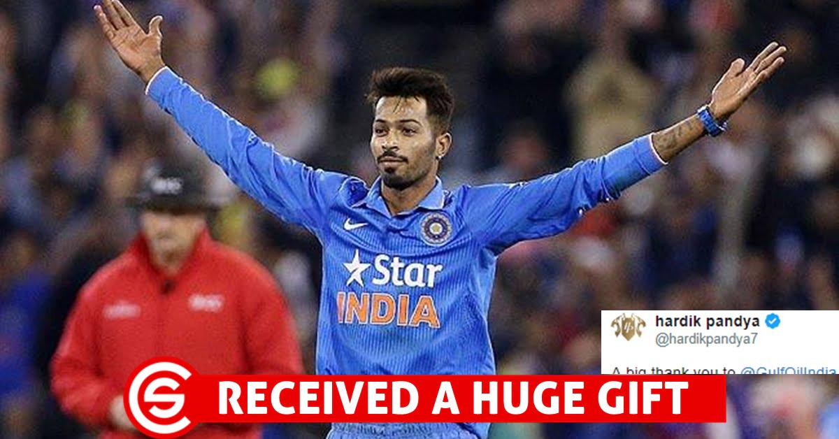 Hardik Pandya receives a signed jersey from Manchester United