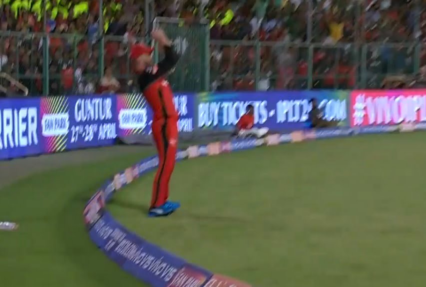 WATCH - De Villiers Takes A Boundary Line Catch To Dismiss Chris Gayle