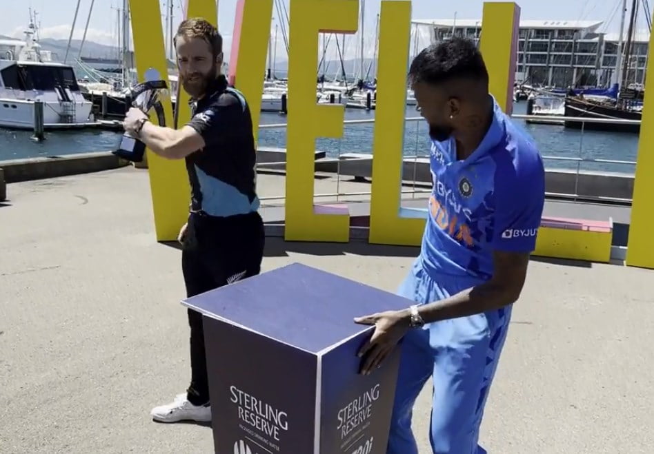 Kane Williamson Showed Quick Reflexes To Grab The Trophy During Photoshoot