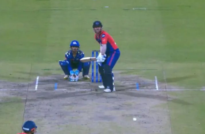 David Warner Leaves Everyone Suprise With His Unique Switch Hit