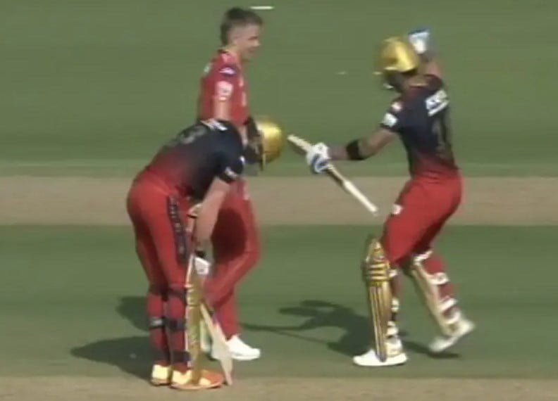 Sam Curran Receives A Punch From Virat Kohli After Bowling A Beamer