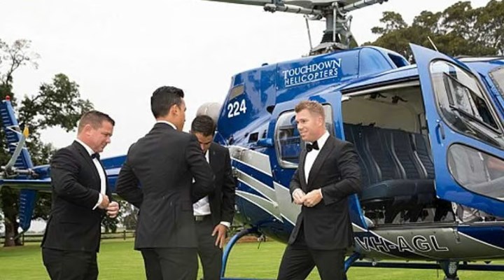 David Warner's Grand Arrival By Helicopter Heats Up Sydney Smash