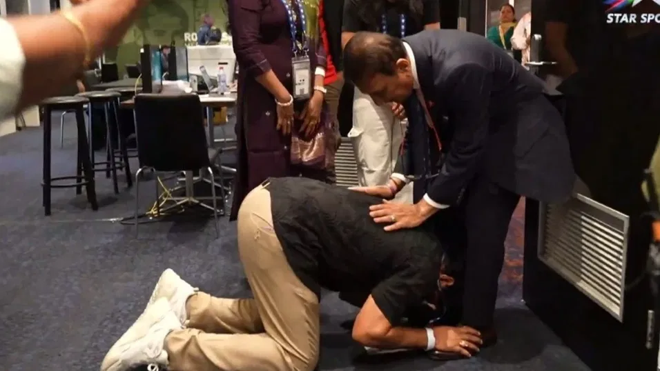 Watch: Nitish Kumar Reddy's father touches Sunil Gavaskar's feet after ...