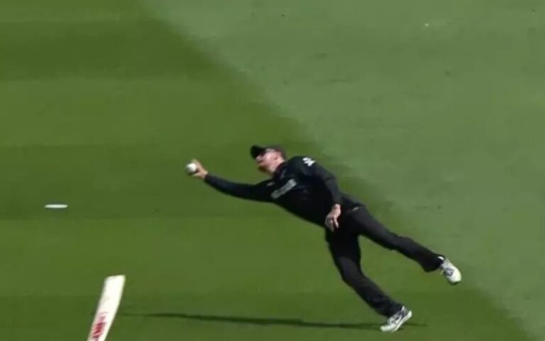 Glenn Phillips Shocks Virat Kohli With His Flying Catch